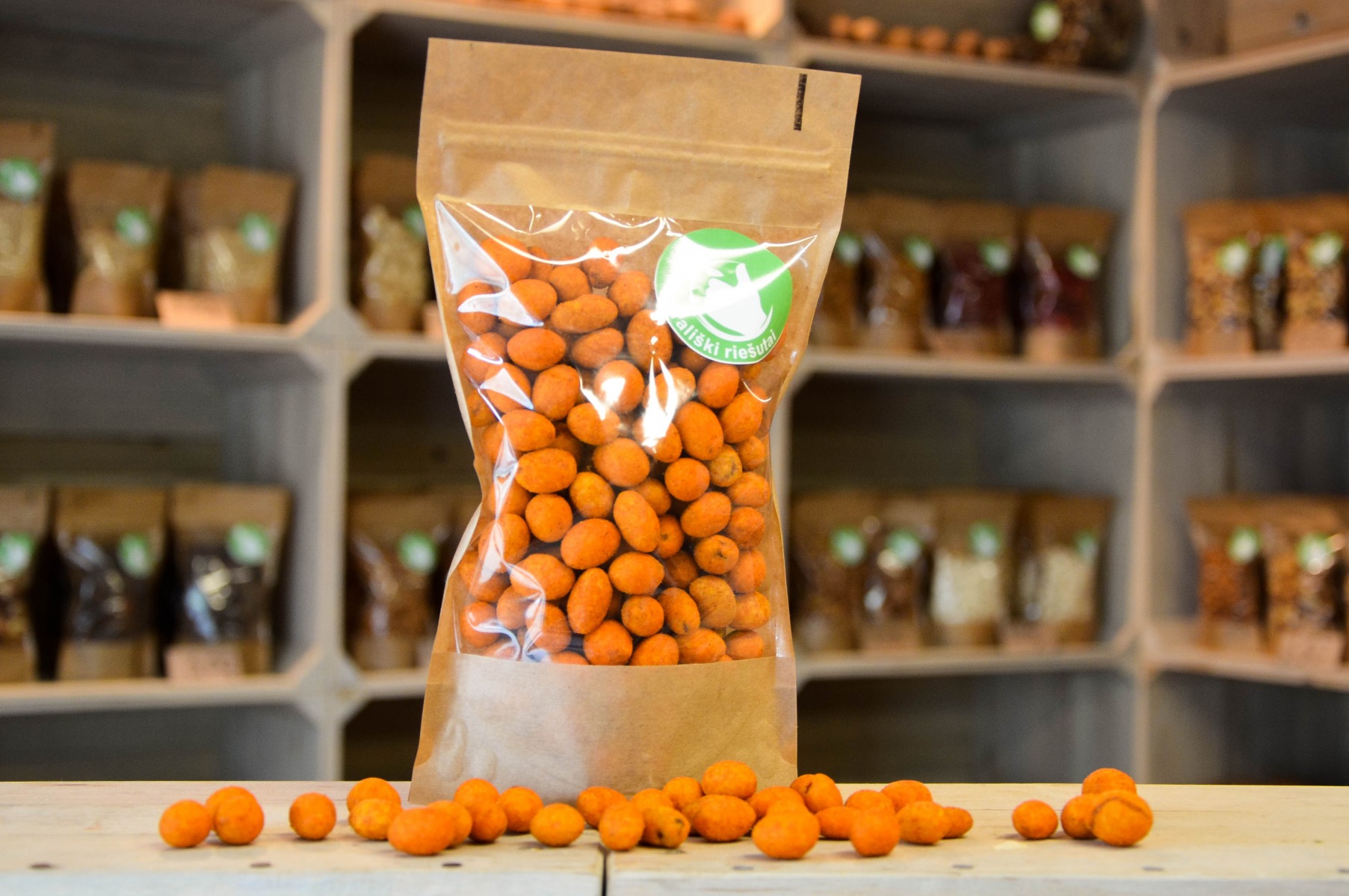 Žemės riešutai traškioje paprikos skonio luobelėje – Karališki riešutai