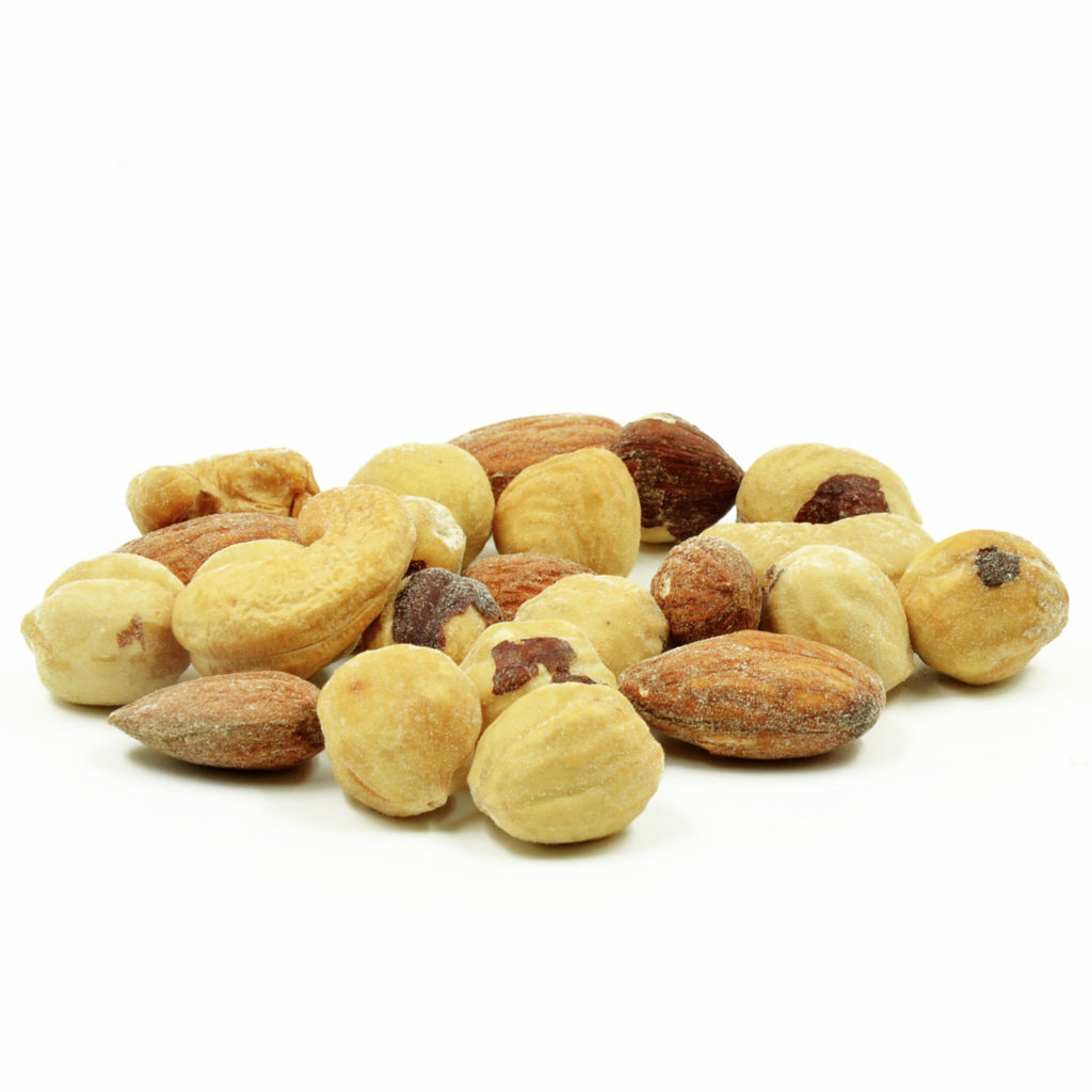 Skrudintų riešutų rinkinys – migdolai, lazdyno riešutai, anakardžiai