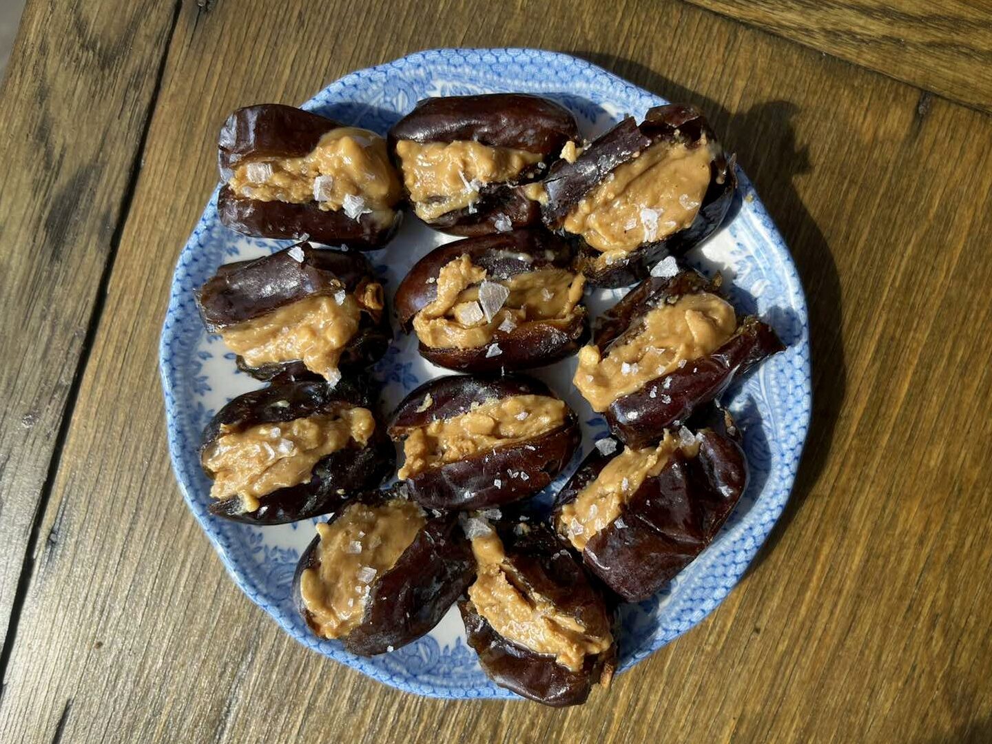 Greitas desertas: datulės su riešutų kremu ir druska – Karališki riešutai